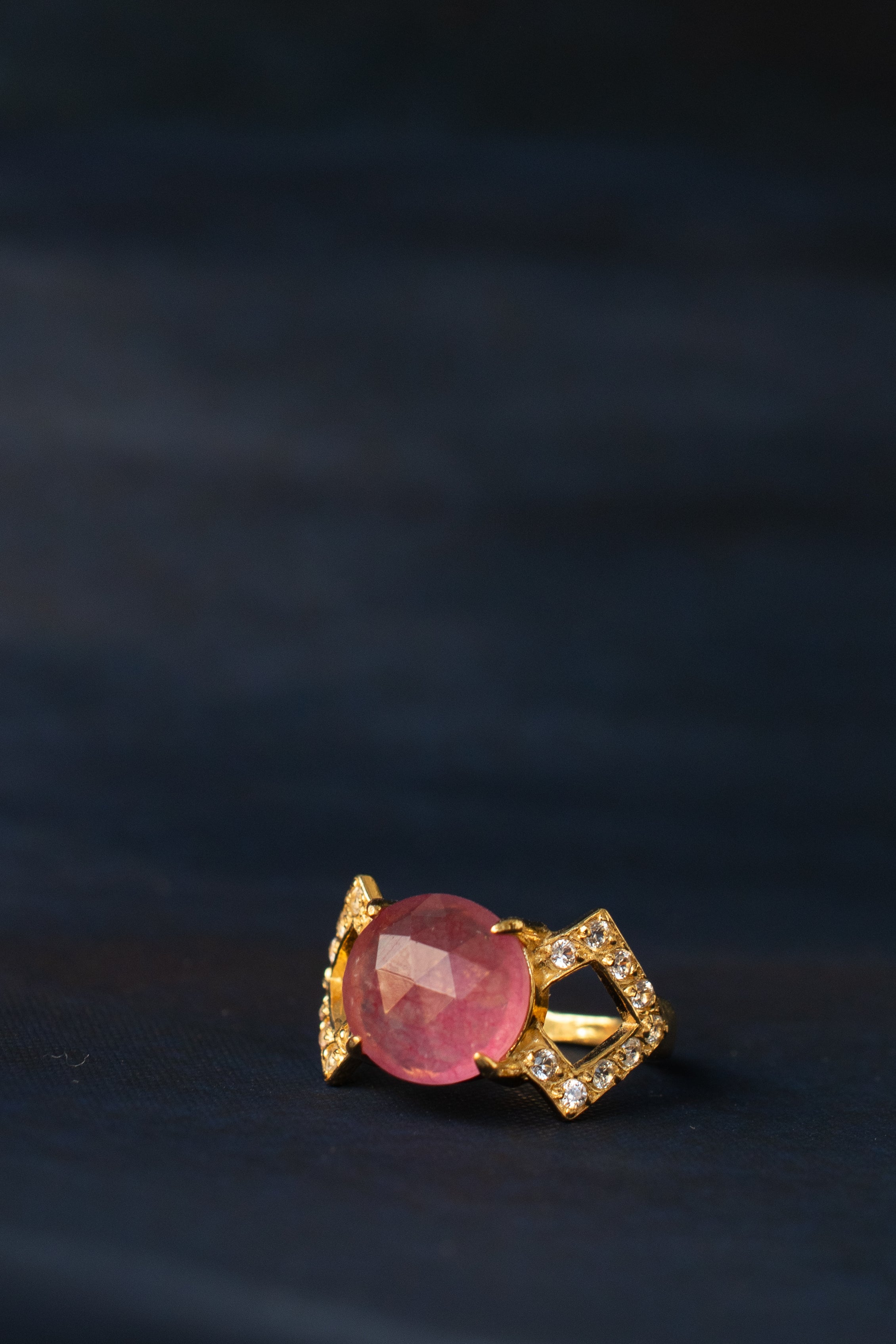 Anillo con rombos a los lados y jade rojo | Clara & Beth