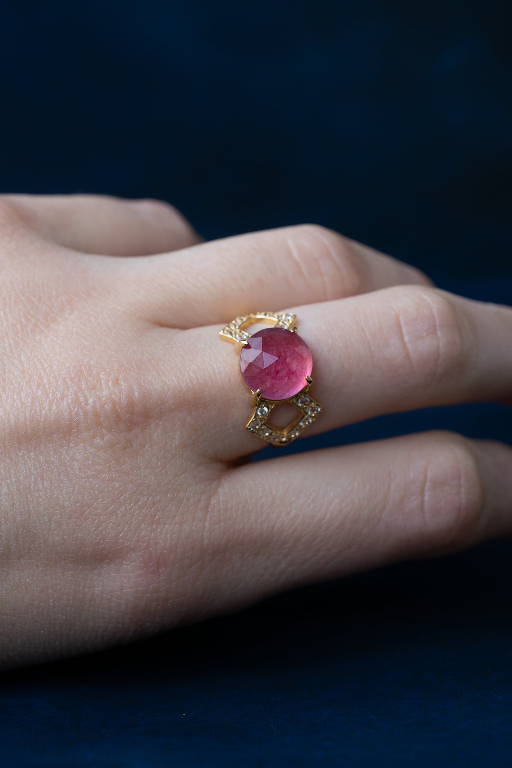 Anillo con rombos a los lados y jade rojo | Clara & Beth